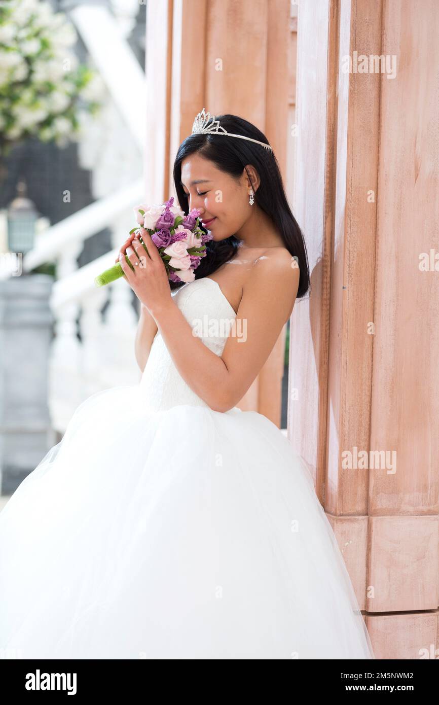 The beautiful bride carrying flowers Stock Photo - Alamy