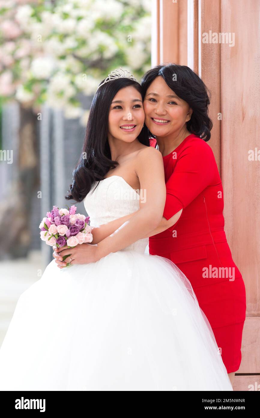 The beautiful bride and her mother Stock Photo - Alamy