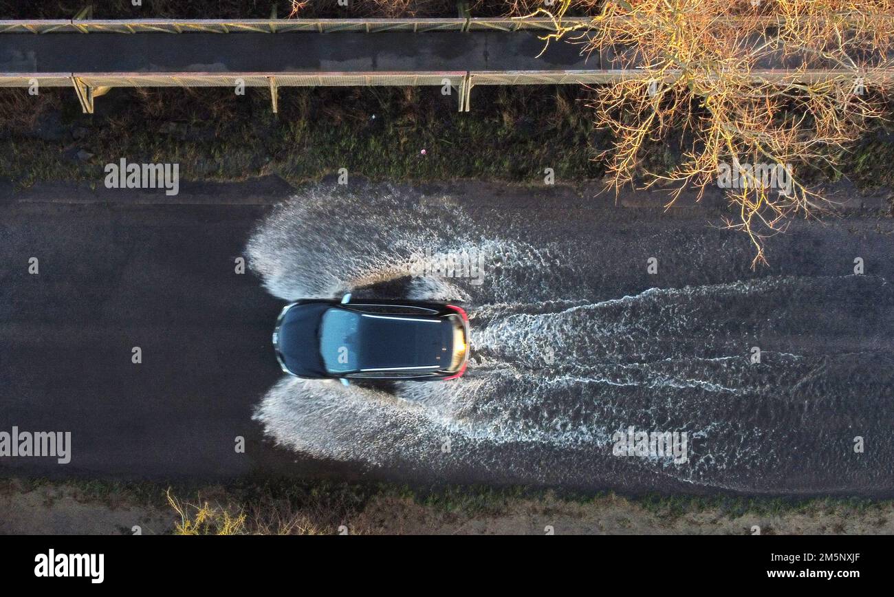 Car driving through floodwater hi-res stock photography and images - Alamy