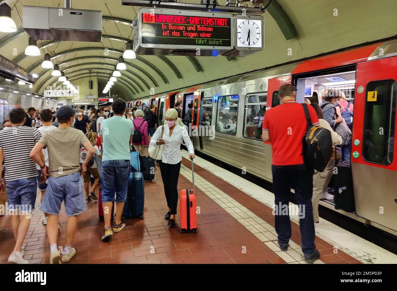 Many people on the underground platform of the U3 to Wandsbeck ...