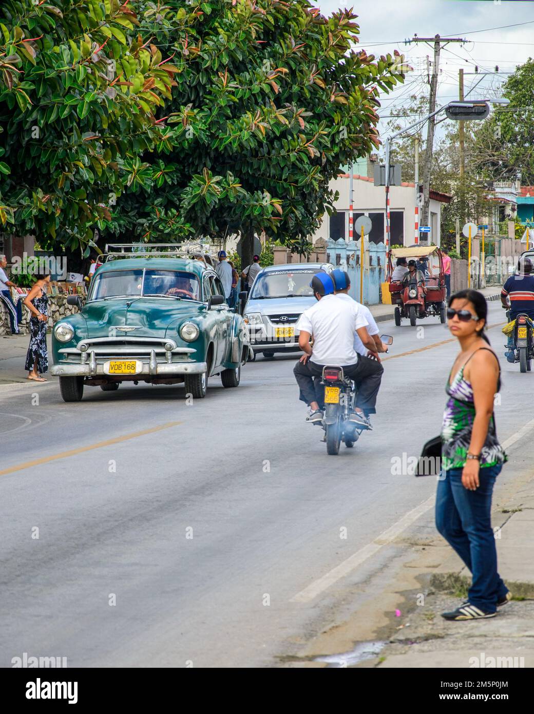 Cuban road crossing hi-res stock photography and images - Alamy