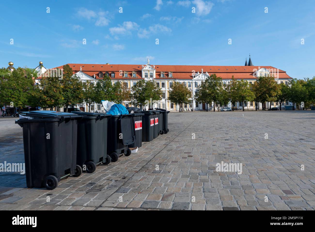 Rubbish bins stand on the cathedral square, behind them the parliament ... Rubbish bins stand on the cathedral square, behind them the parliament ...