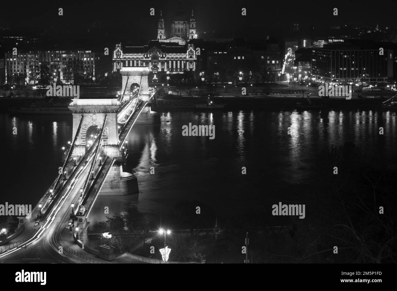 Monochrome view of Szechenyi Chain Bridge that spans the River Danube ...