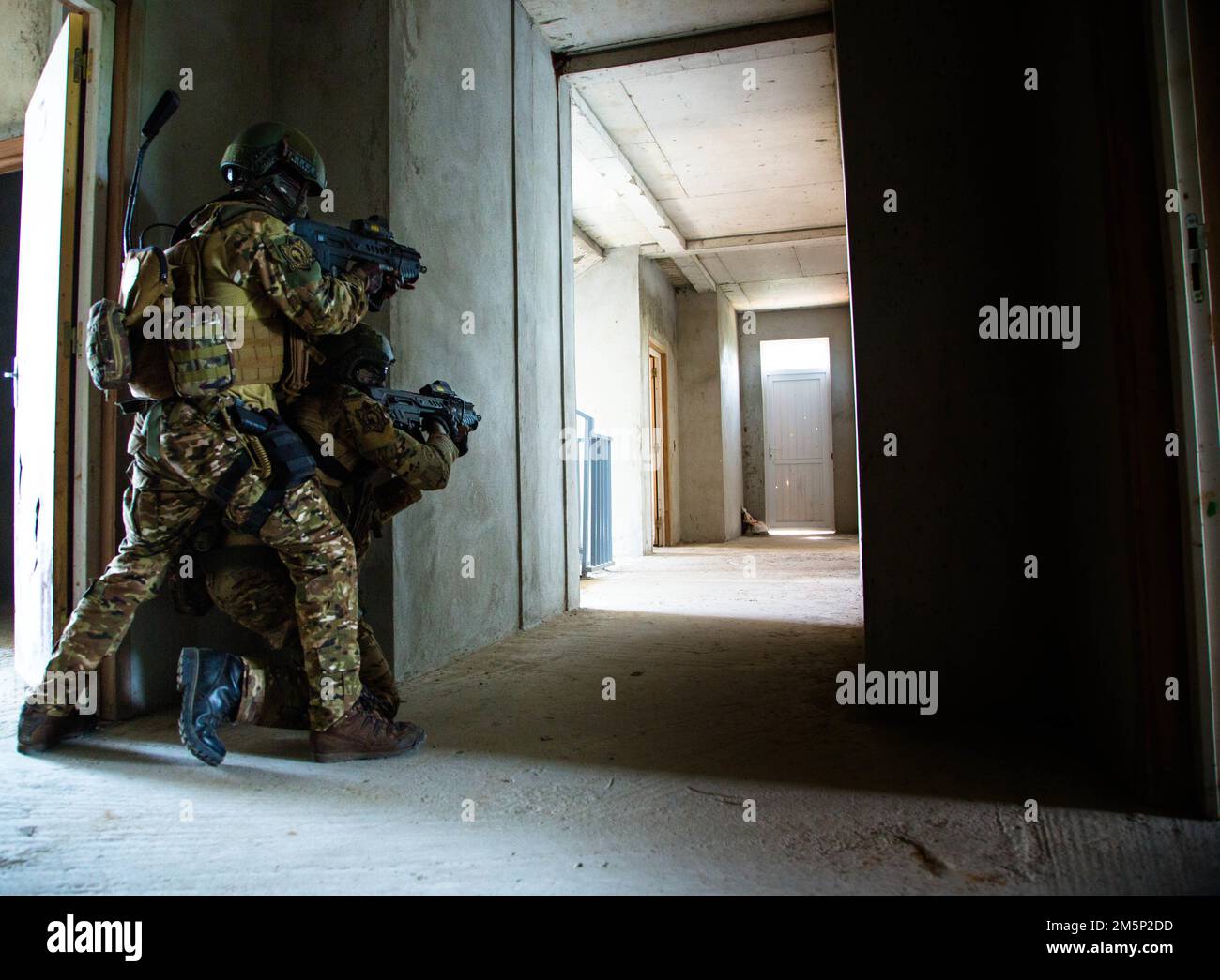 Côte d'Ivoire Special Forces Soldier conducts close quarter battle ...