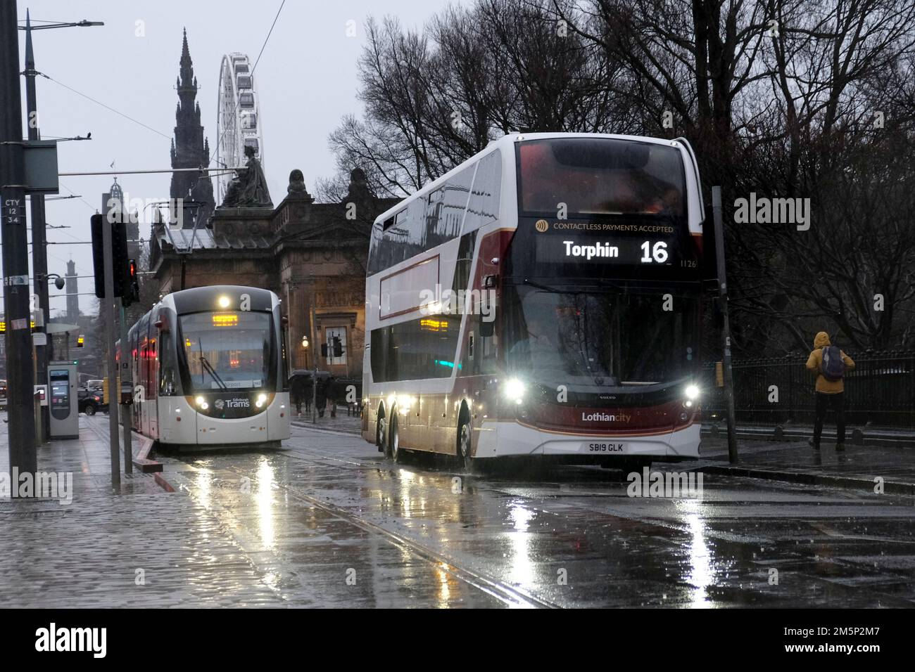 Edinburgh buses 2022 hi-res stock photography and images - Alamy