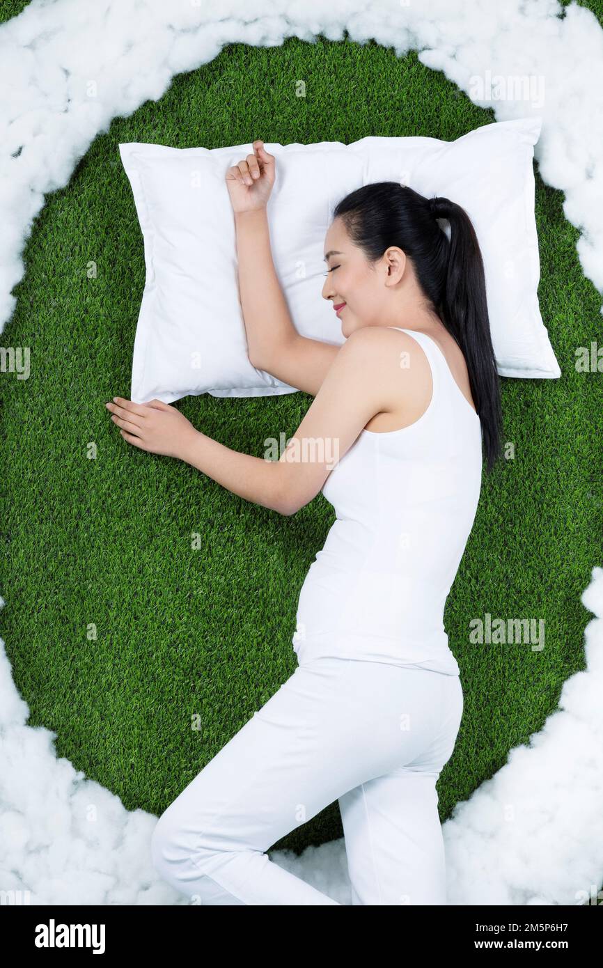 The grass creative sleeping pregnant women Stock Photo - Alamy