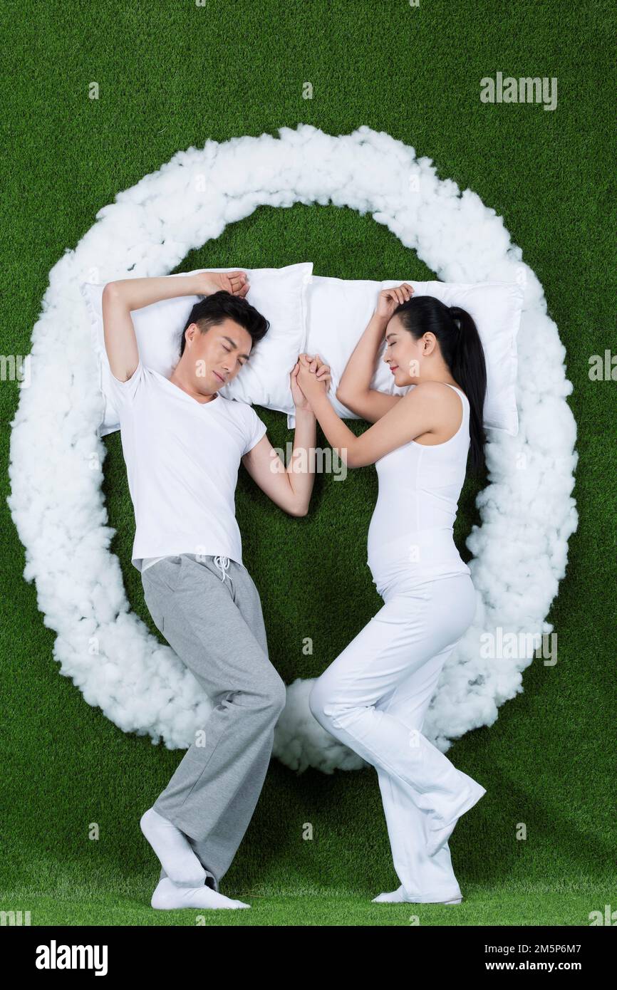 Grass sleep creative young couples Stock Photo - Alamy