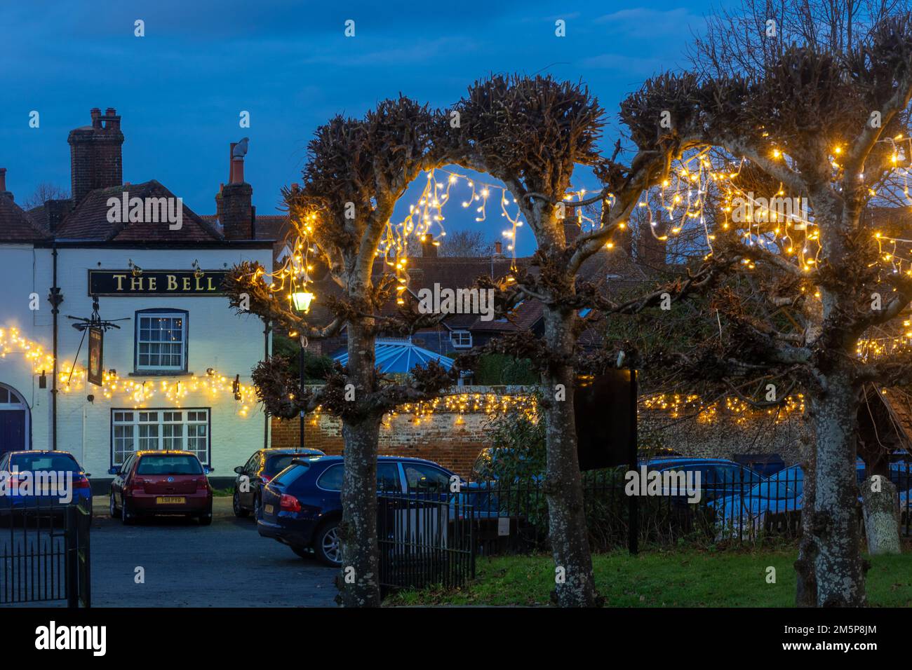 Lights in pub hi-res stock photography and images - Alamy