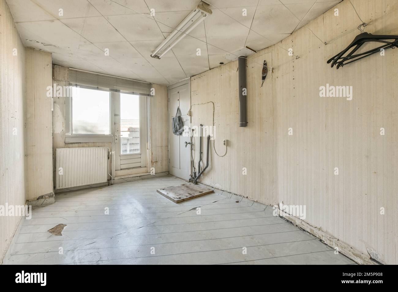 an empty room with no one on the floor or wall, but it's in need of ...