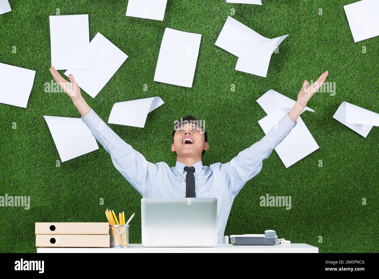 Throw paper hi-res stock photography and images - Alamy