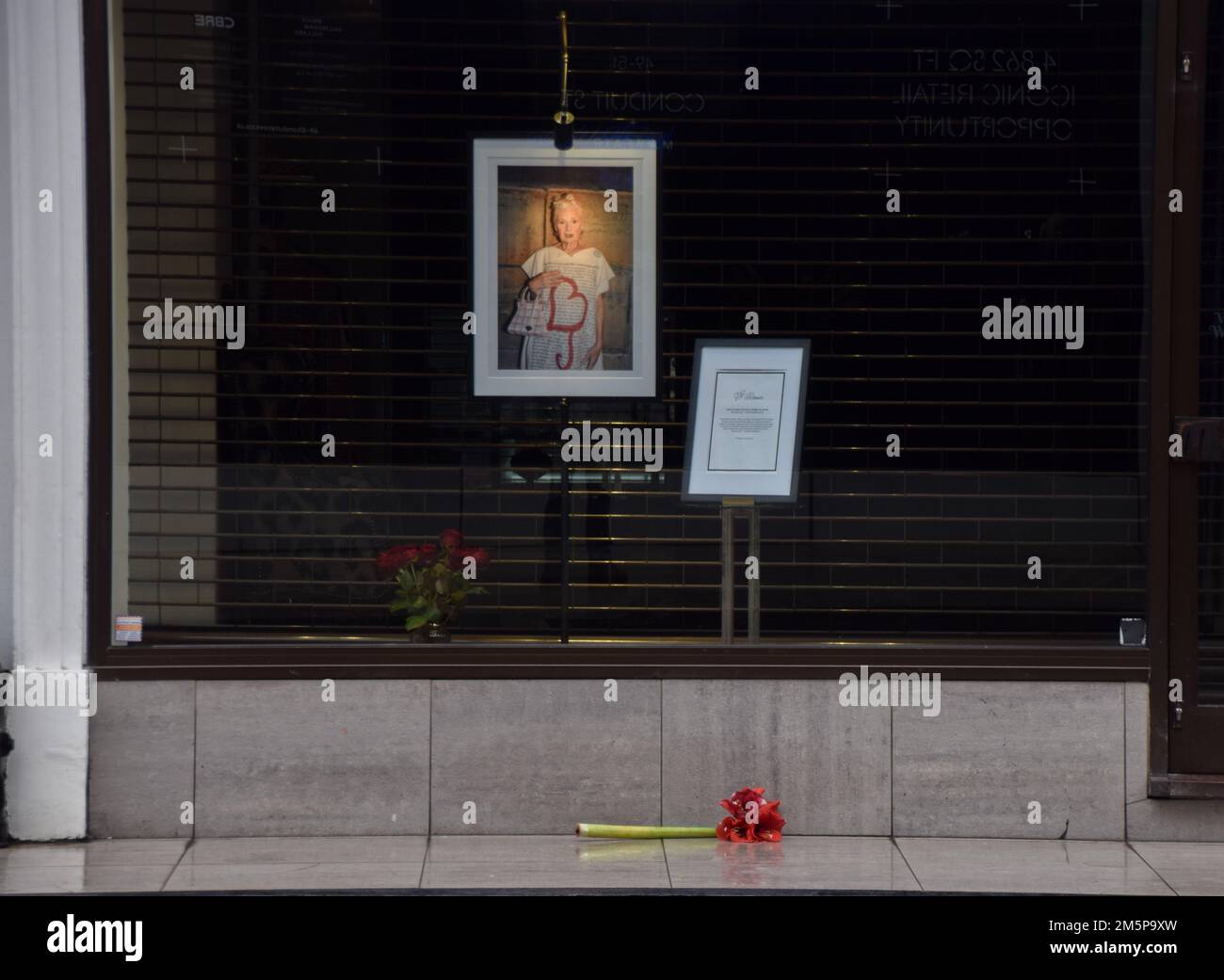 London, England, UK. 30th Dec, 2022. Tribute and a flower at the ...