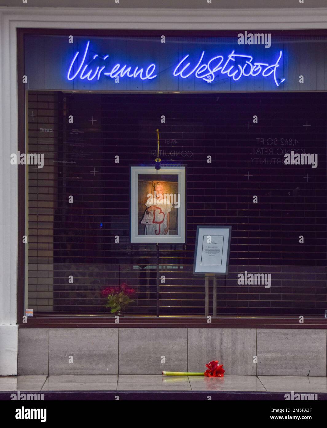 London, England, UK. 30th Dec, 2022. Tribute and a flower at the ...