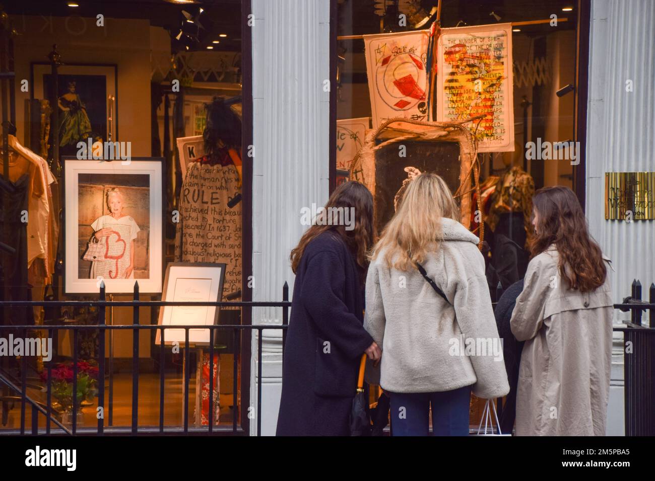 London, England, UK. 30th Dec, 2022. People look at the window display ...