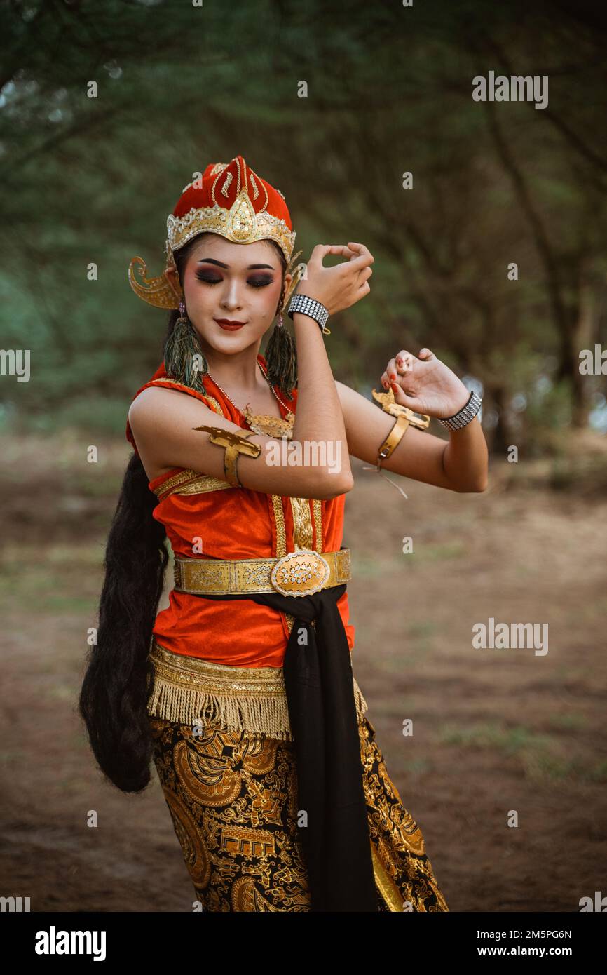 women presenting traditional Javanese dance movements Stock Photo - Alamy
