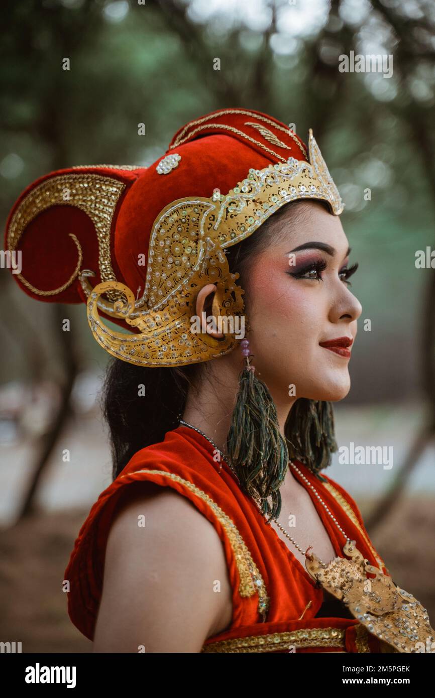 women presenting traditional Javanese dance movements Stock Photo - Alamy