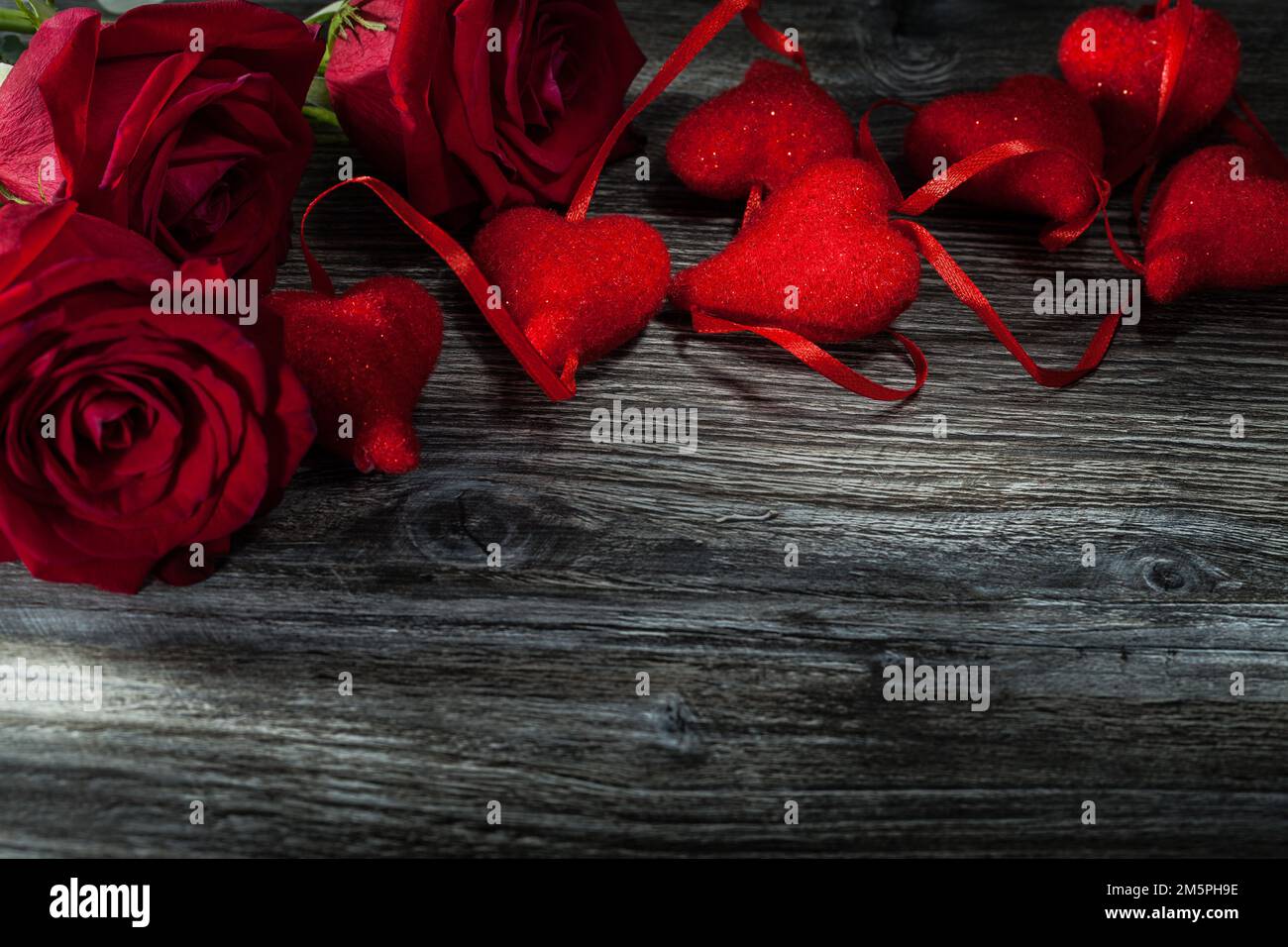 Bunch of red roses hearts on wooden board Stock Photo - Alamy