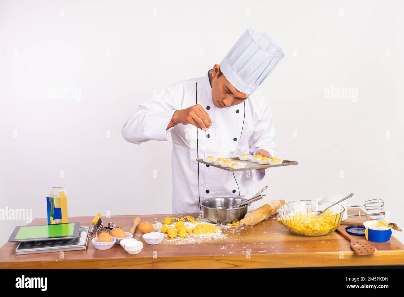 Professional chef sprinkles flour hi-res stock photography and images ...