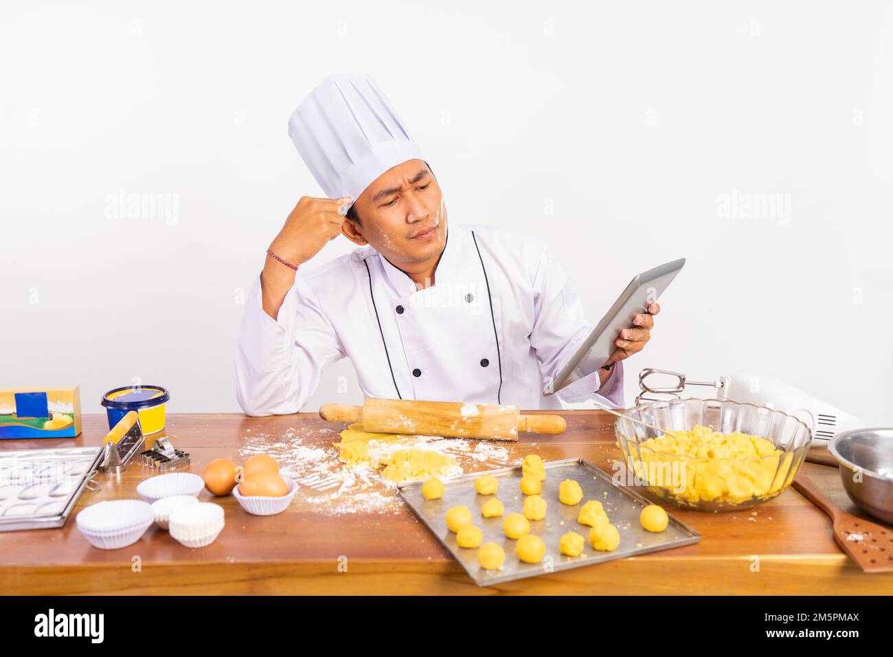 Professional chef baking a cake hi-res stock photography and images - Alamy