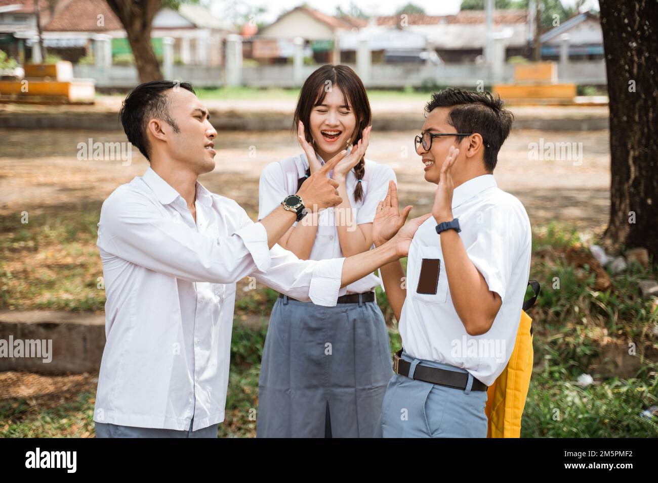 Two teen girl students arguing hi-res stock photography and images - Alamy