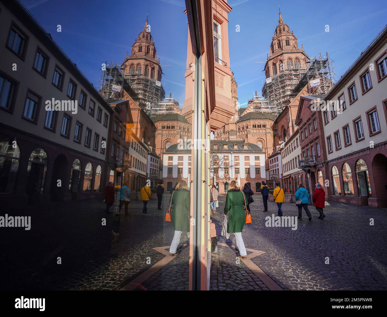 Mainz, Germany. 30th Dec, 2022. The cathedral reflected in a shop ...