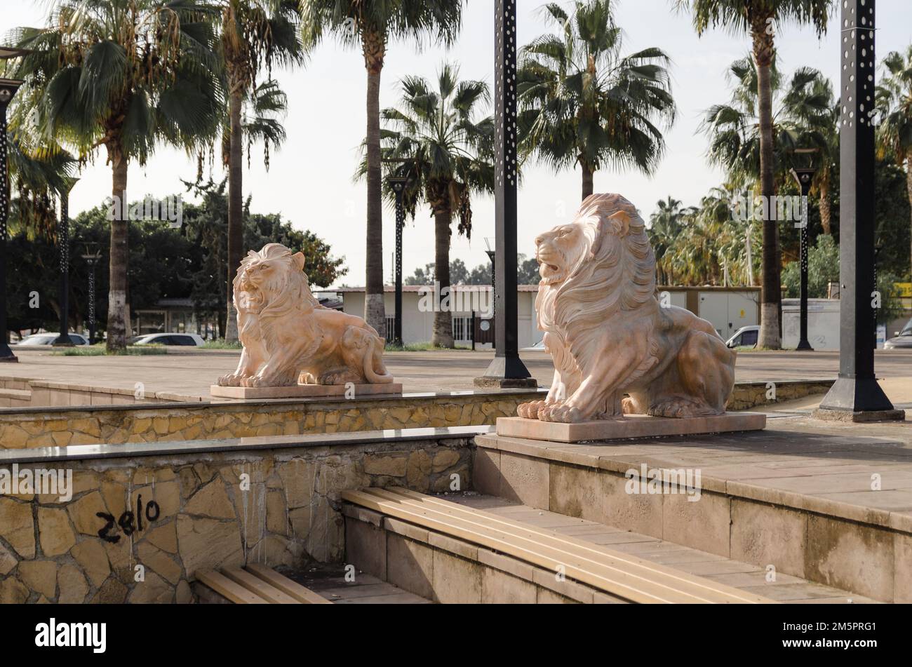 Lion statues in park hi-res stock photography and images - Alamy