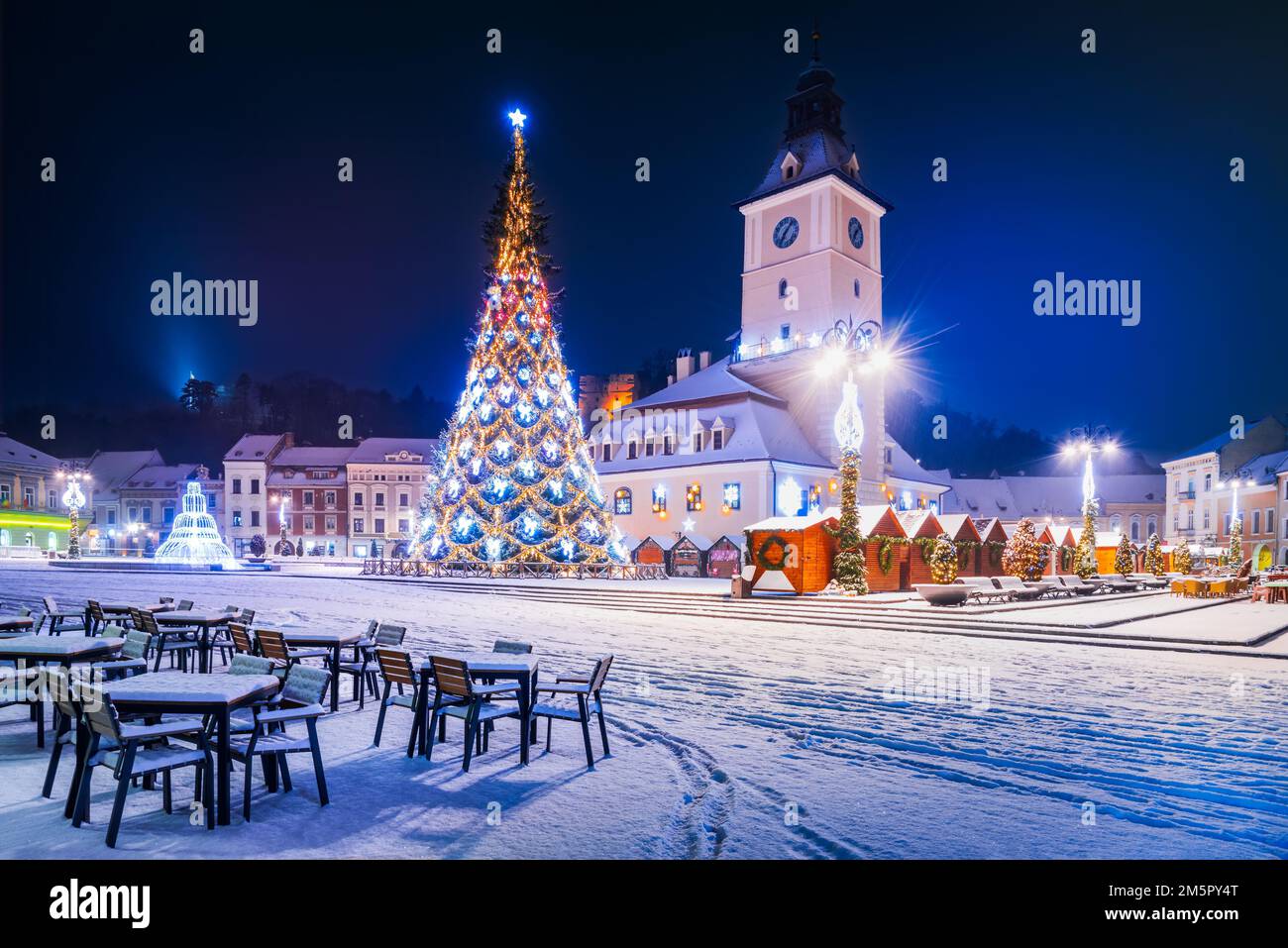 Christmas market and decorations tree downtown of Brasov, winter season ...