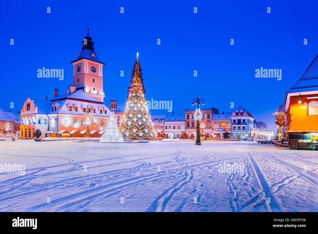 Christmas market and decorations tree downtown of Brasov, winter season ...