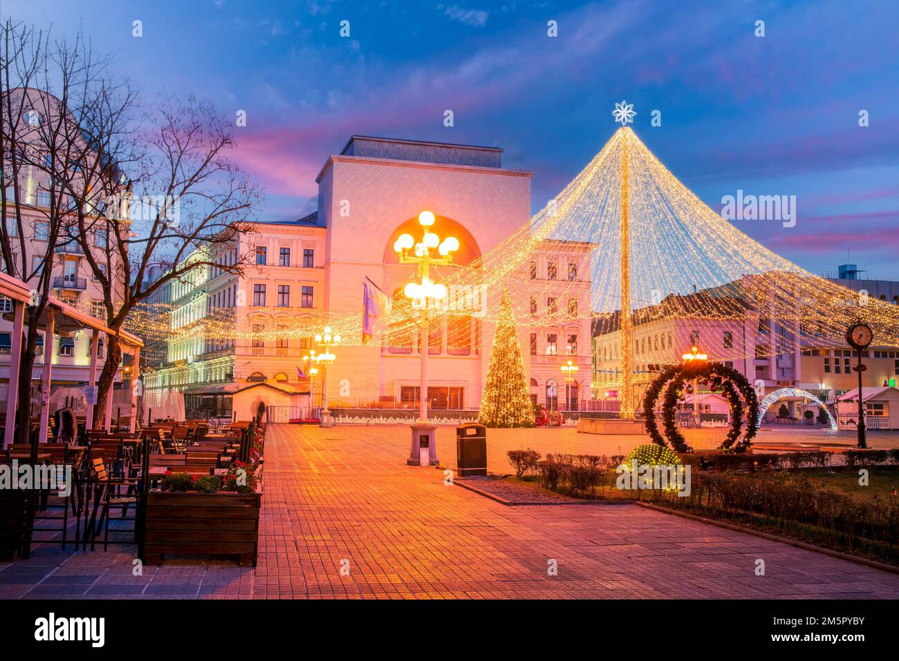 Timisoara, Romania. A view of a Christmas Market celebration in Victory ...