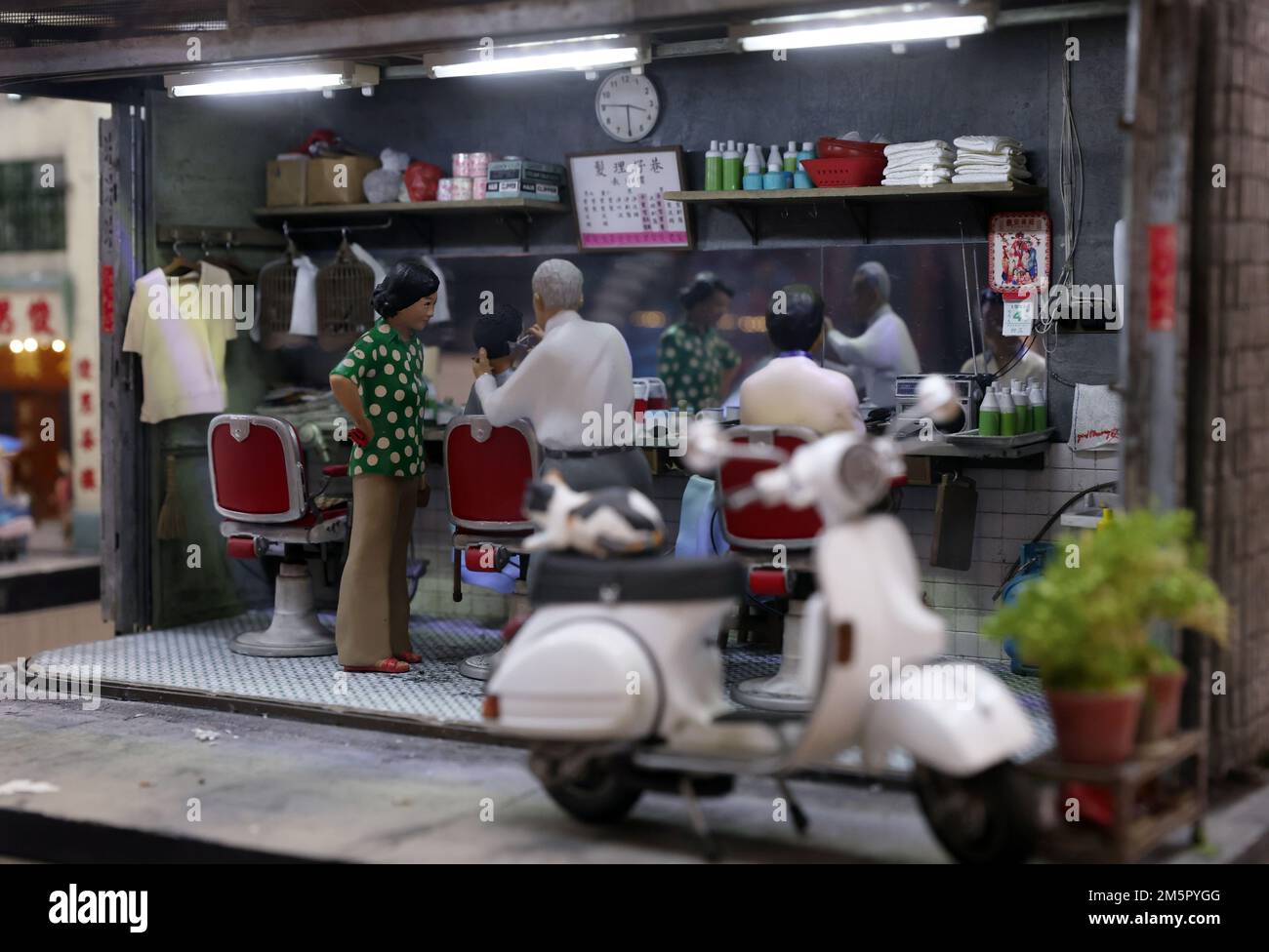 Streetside barber shop hi-res stock photography and images - Alamy