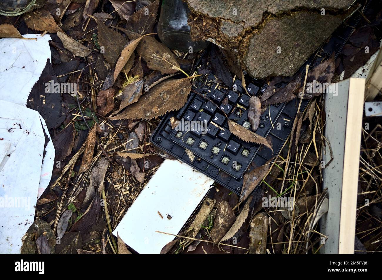 Broken keyboard hi-res stock photography and images - Alamy