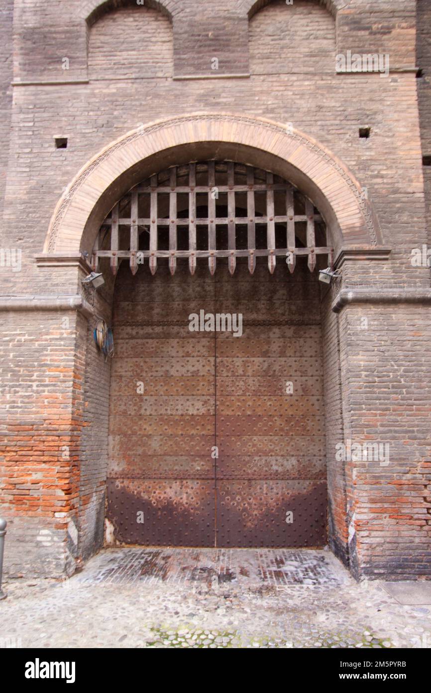 old gatehouse with portcullis UK Stock Photo - Alamy