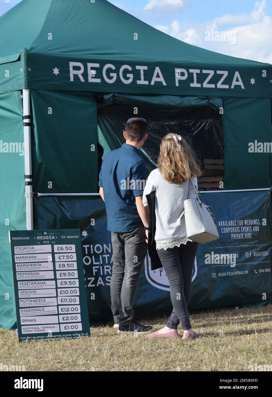 couple waiting for a takeaway pizza Stock Photo - Alamy
