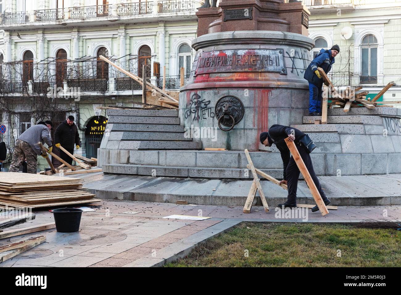 Workers disassemble the protective fences of the Catherine monument ...