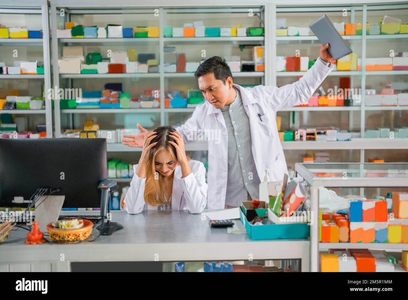 Shop assistant and angry hi-res stock photography and images - Alamy