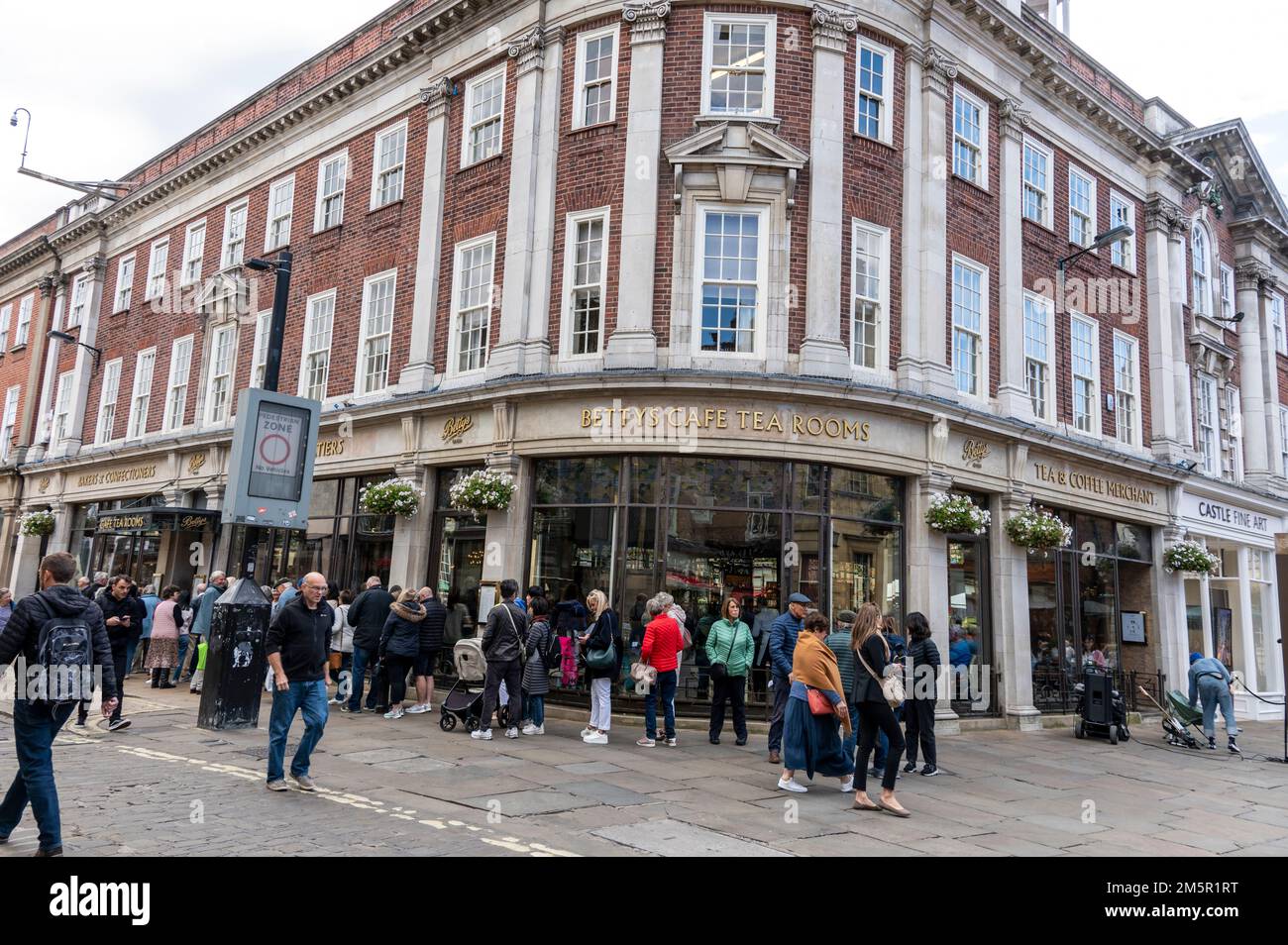 Englosh tearoom hi-res stock photography and images - Alamy