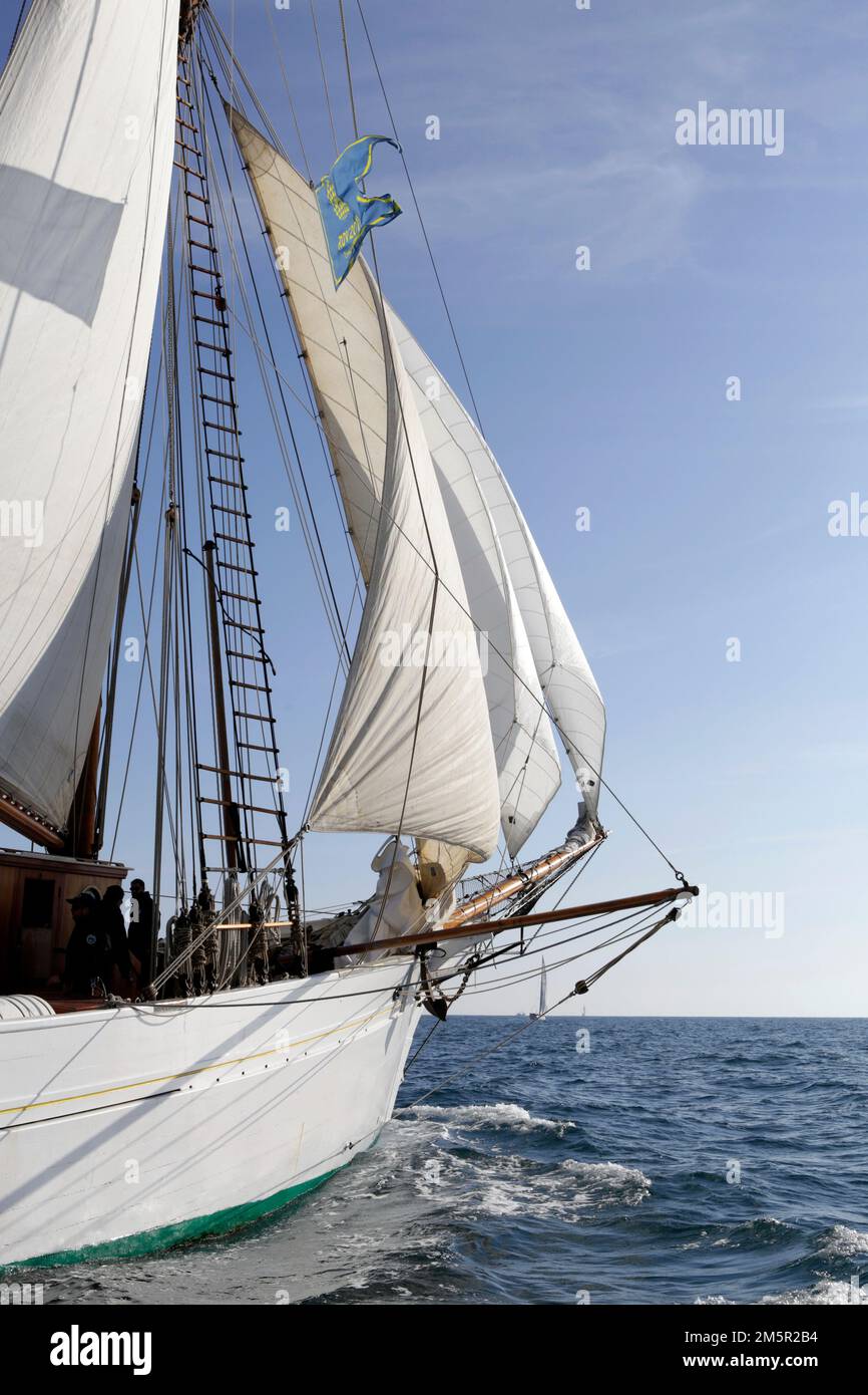 French Navy schooner Etoile, Torbay race start, 2017 Stock Photo - Alamy