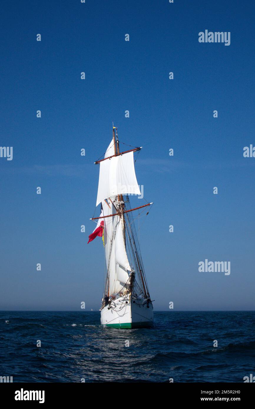 French Navy schooner Etoile, Sunderland race start, 2018 Stock Photo ...