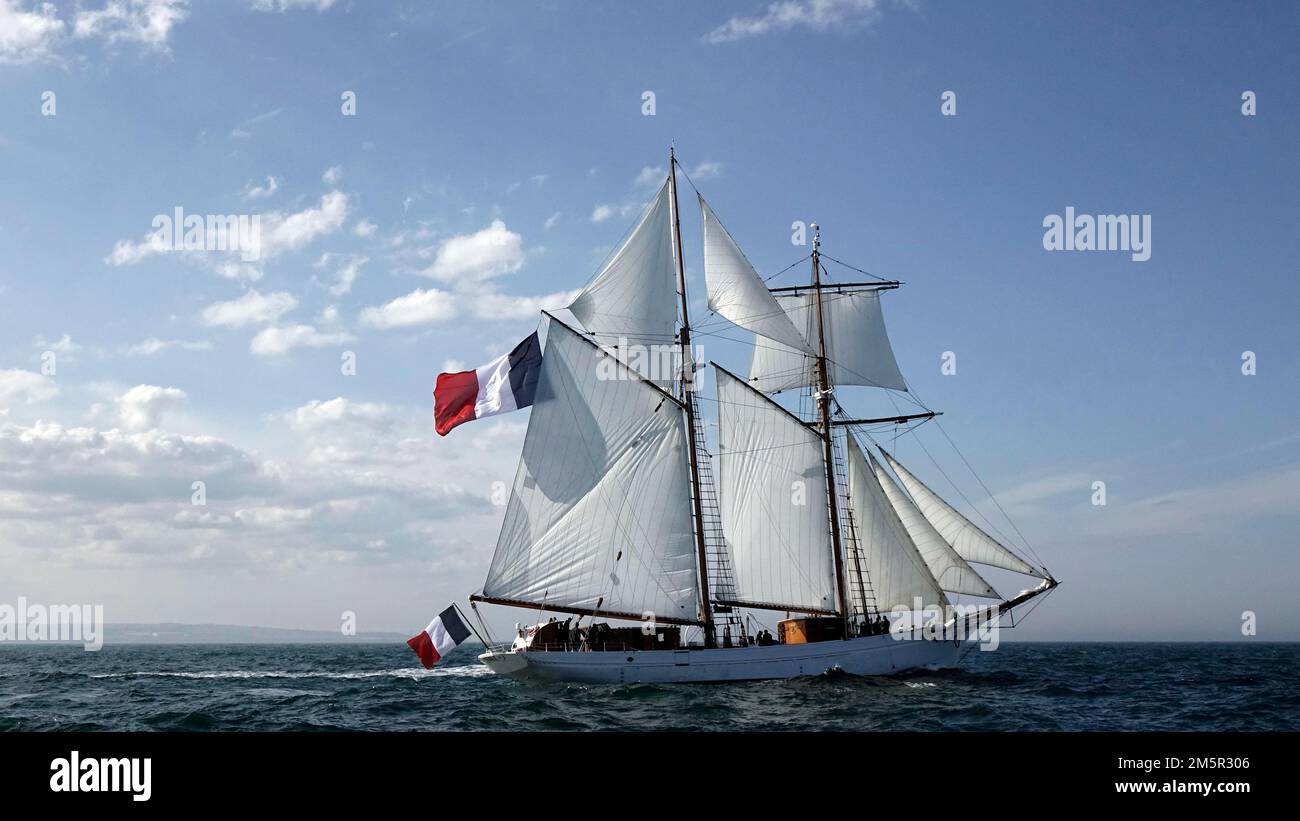 French Navy schooner Etoile, Sunderland race start, 2018 Stock Photo ...