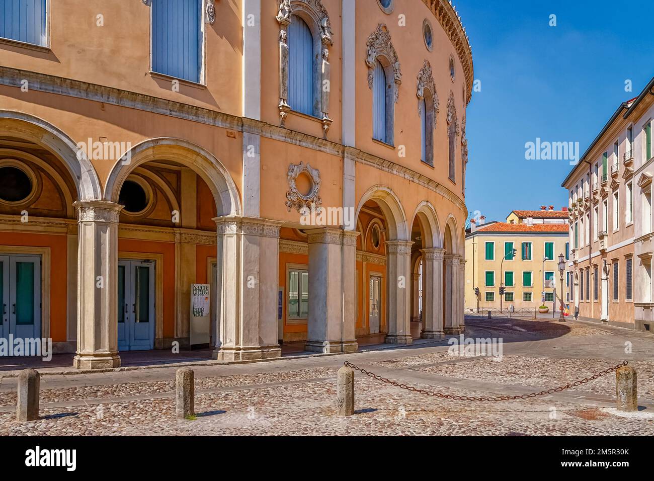 Elegant neoclassical architecture hi-res stock photography and images ...