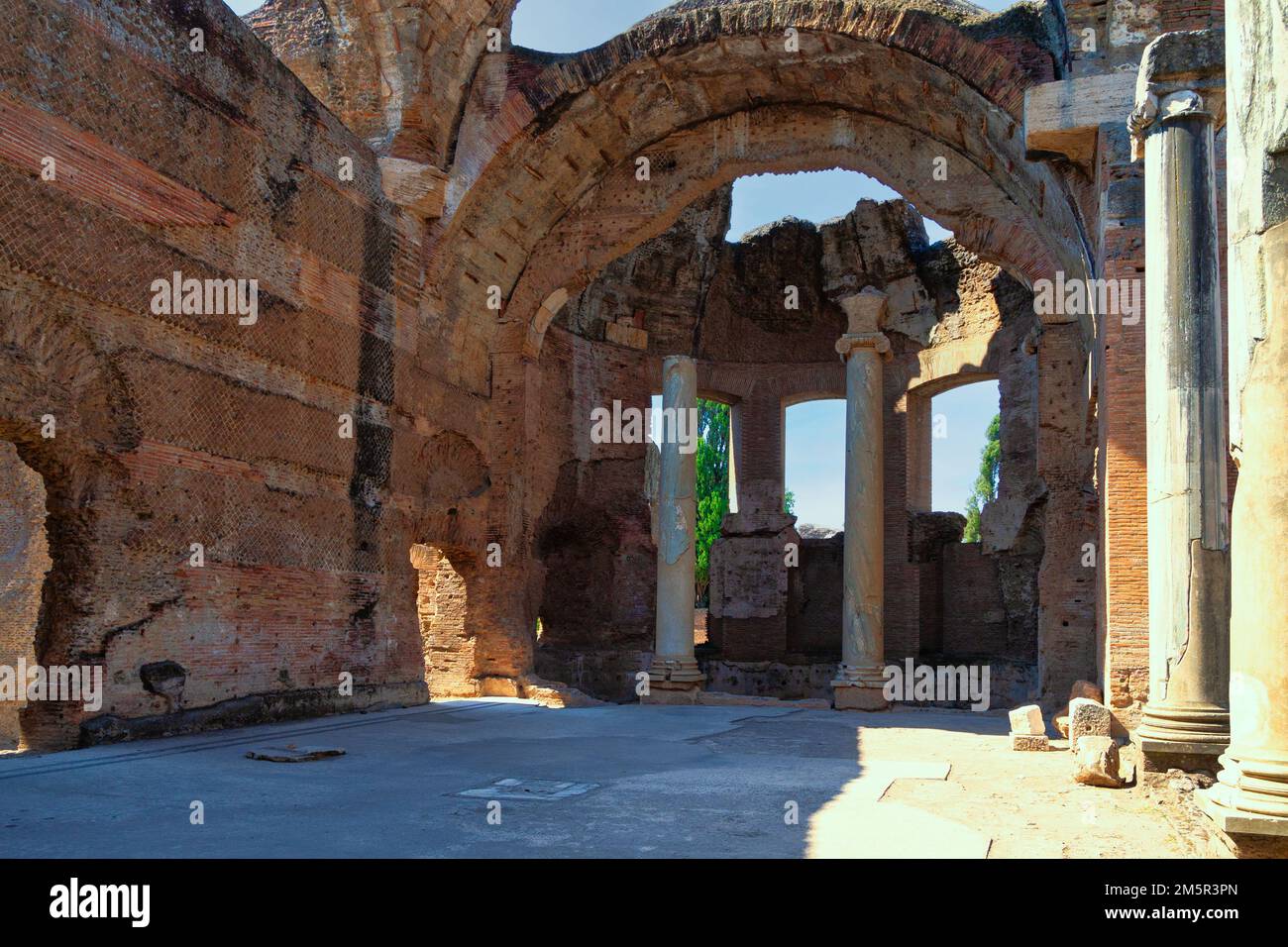 Lofty arches and marble pillars inside Great Baths Hadrian’s Villa ...