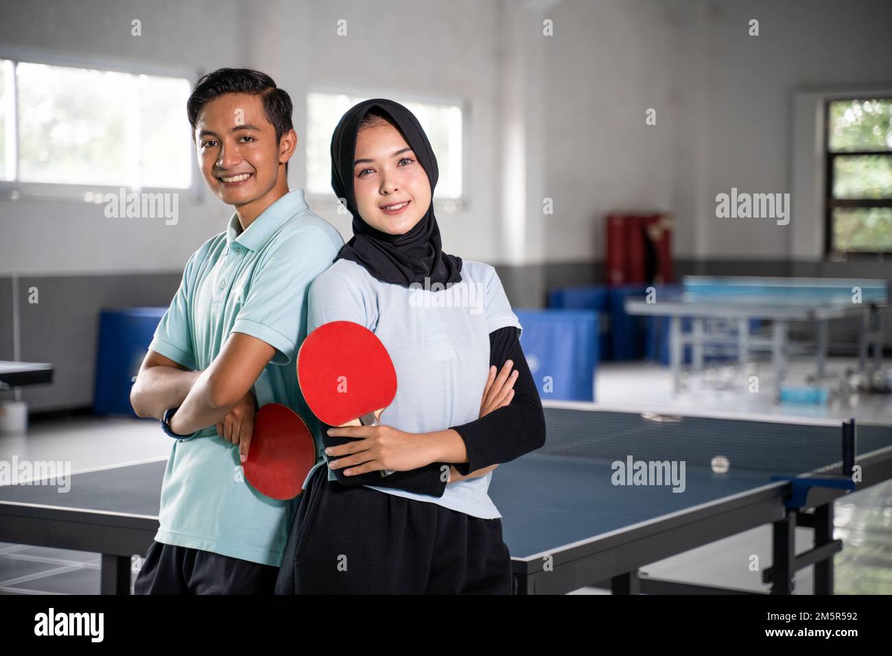 doubles ping pong athletes holding bats standing back to back Stock ...