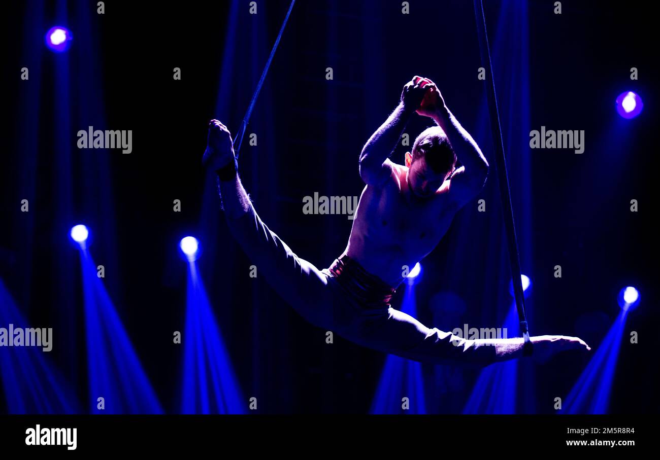 Oldenburg, Germany. 30th Dec, 2022. The gymnast Tim Kriegler shows his ...