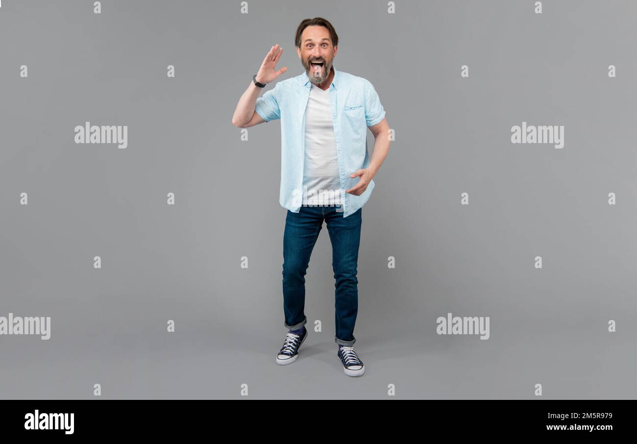 Happy old man in casual say hi waving hand grey background, greeting ...
