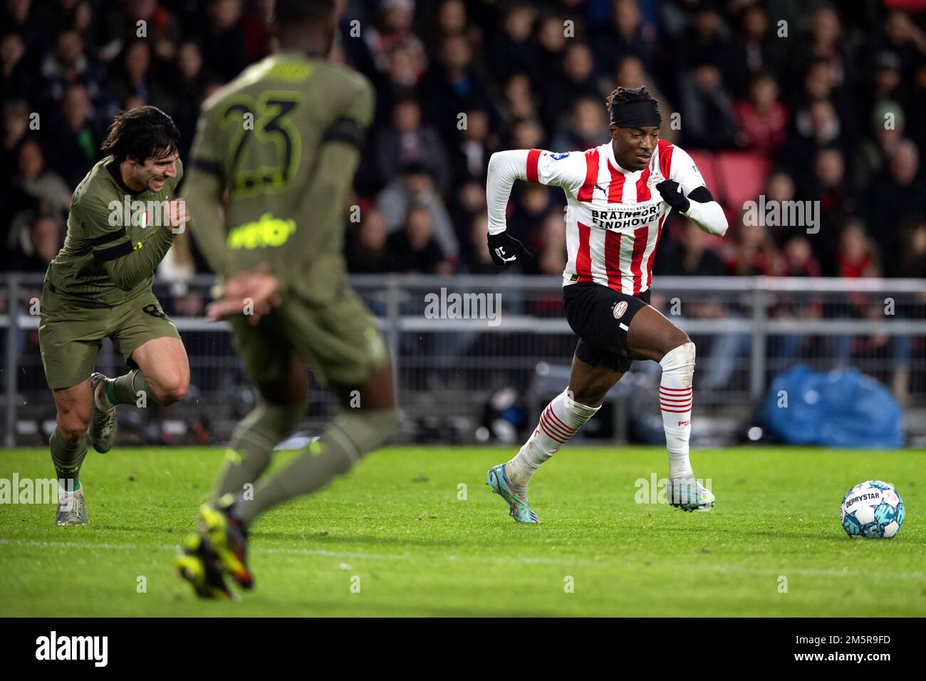 EINDHOVEN Noni Madueke of PSV, Sandro Tonali Of AC Milan against AC ...