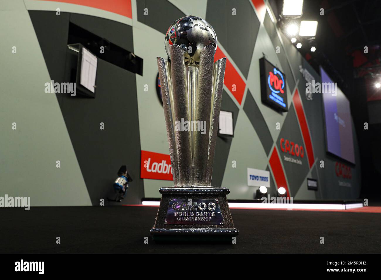 Alexandra palace darts trophy 2022 hi-res stock photography and images ...