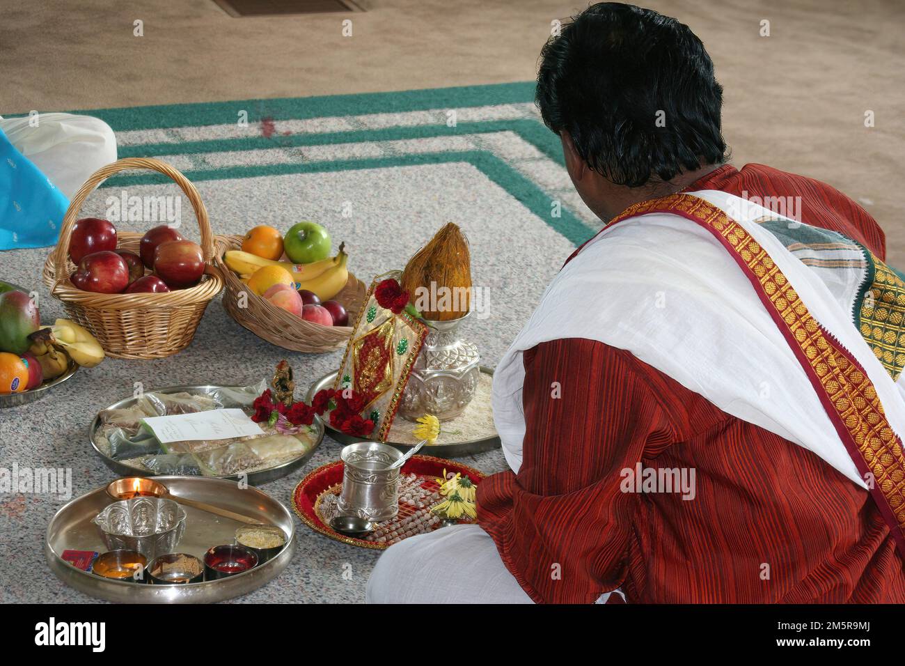 Priest pujari hi-res stock photography and images - Alamy