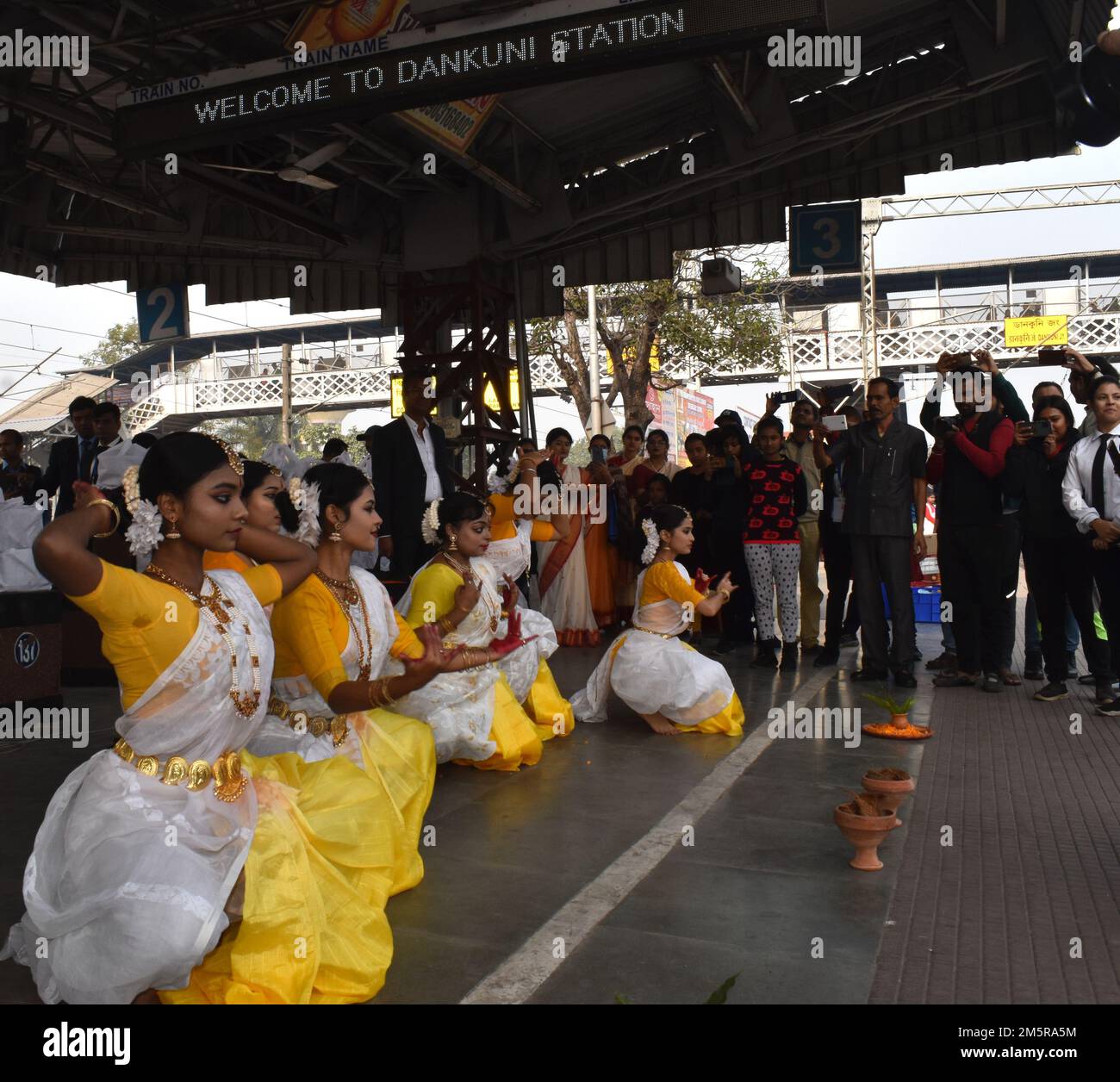 Kolkata, India. 30th Dec, 2022. Vande Bharat express begins its journey ...