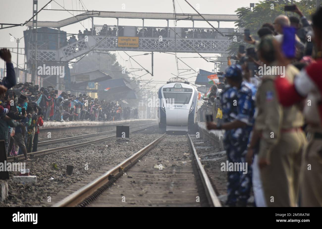 Kolkata, India. 30th Dec, 2022. Vande Bharat express begins its journey ...