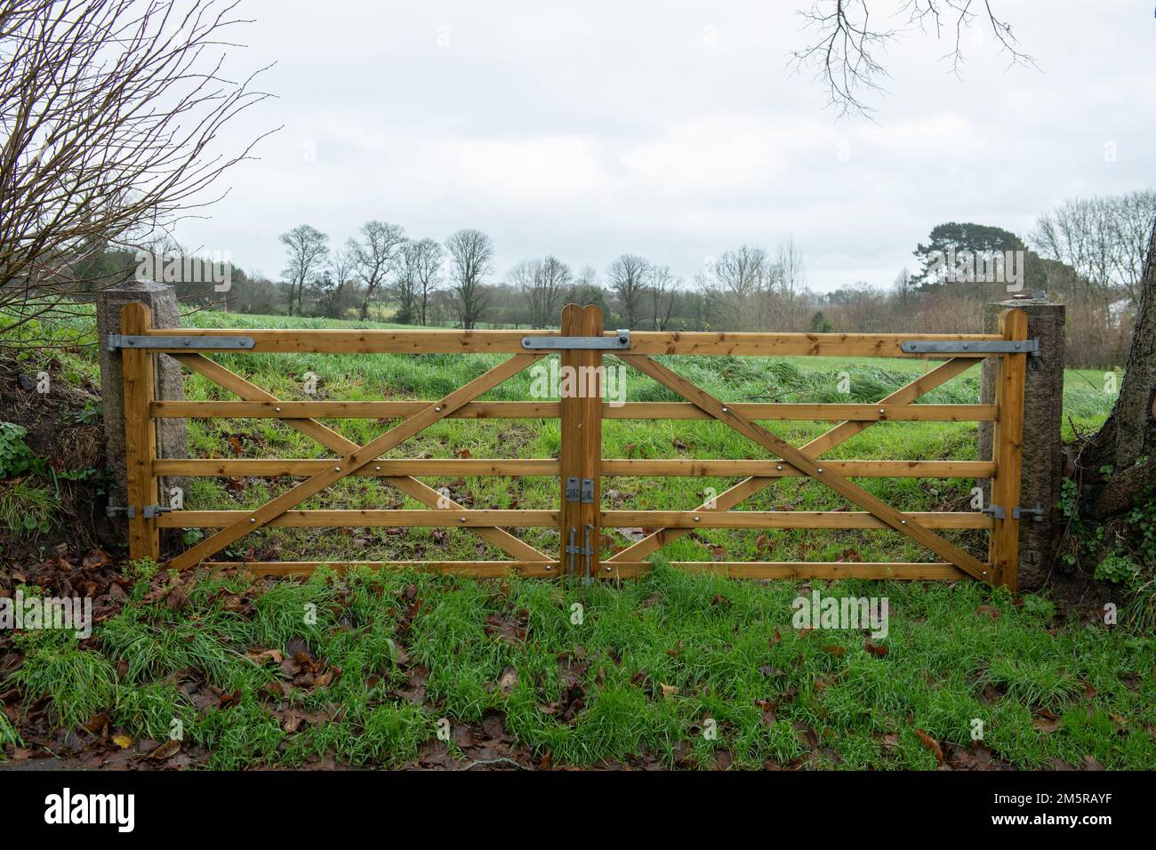 Closed farm gate hi-res stock photography and images - Alamy