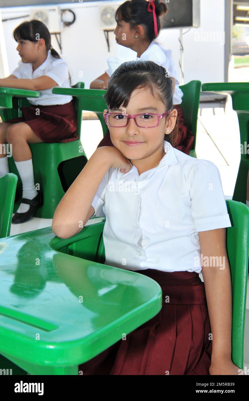 Estudiantes de primaria hi-res stock photography and images - Alamy